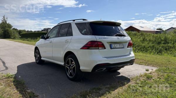 White Mercedes-Benz GLE 350 2017 in Riga, with an engine capacity of 3.50 L and mileage of 242 thousand km for 25000 €, photo 4 on AUTOMOTO.COM.LV