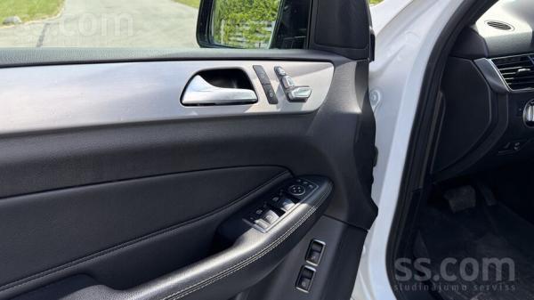 White Mercedes-Benz GLE 350 2017 in Riga, with an engine capacity of 3.50 L and mileage of 242 thousand km for 25000 €, photo 5 on AUTOMOTO.COM.LV