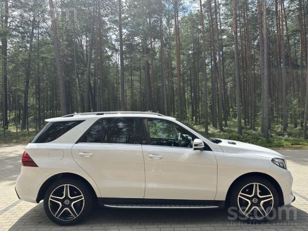 Mercedes-Benz GLE 350 2017 in Riga on AUTOMOTO.COM.LV White Mercedes-Benz GLE 350 2017 in Riga, with an engine capacity of 3.00 L and mileage of 113 thousand km for 24900 €, photo 4 on AUTOMOTO.COM.LV