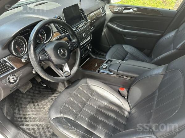 Mercedes-Benz GLE 350 2017 in Riga on AUTOMOTO.COM.LV White Mercedes-Benz GLE 350 2017 in Riga, with an engine capacity of 3.00 L and mileage of 113 thousand km for 24900 €, photo 7 on AUTOMOTO.COM.LV