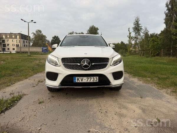 White Mercedes-Benz GLE 350 2018 in Riga, with an engine capacity of 3.00 L and mileage of 280 thousand km for 23900 €, photo 3 on AUTOMOTO.COM.LV