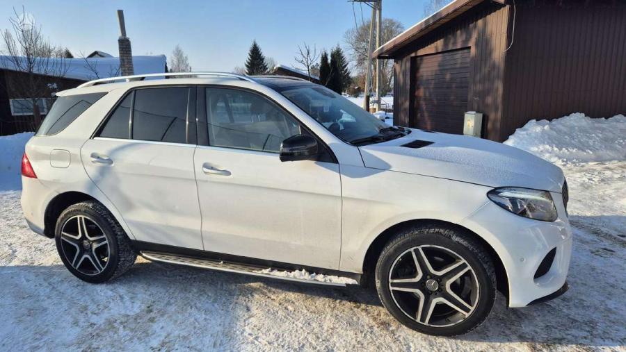 White Mercedes-Benz GLE 350 2020 in Klaipeda, with an engine capacity of 3.50 L and mileage of 152 thousand km for 22000 €, photo 15 on AUTOMOTO.COM.LV