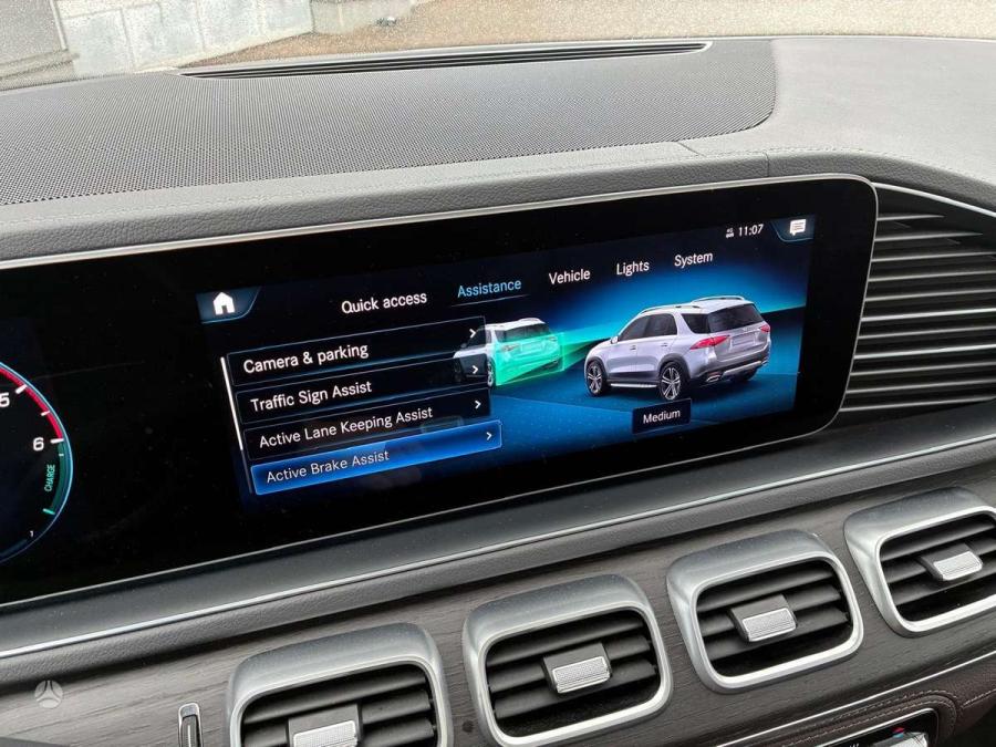 White Mercedes-Benz GLE 350 2020 in Vilnius, with an engine capacity of 1.95 L and mileage of 102 thousand km for 49900 €, photo 25 on AUTOMOTO.COM.LV