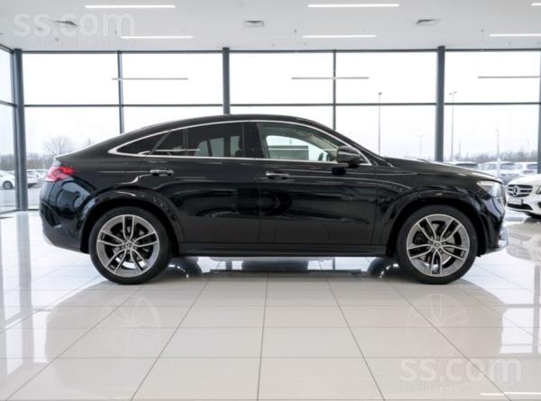 Melns Mercedes-Benz GLE 400 2023 Tallina, ar dzinēja tilpumu 2.90 L un nobraukumu 24 tūkst. km par 69900 €, foto 3 vietnē AUTOMOTO.COM.LV