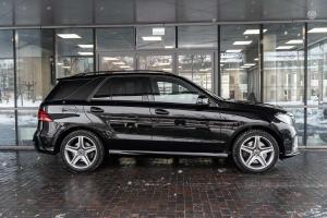 Black Mercedes-Benz GLE 400 2017 in Vilnius, with an engine capacity of 3.00 L and mileage of 222 thousand km for 24990 €, photo 3 on AUTOMOTO.COM.LV