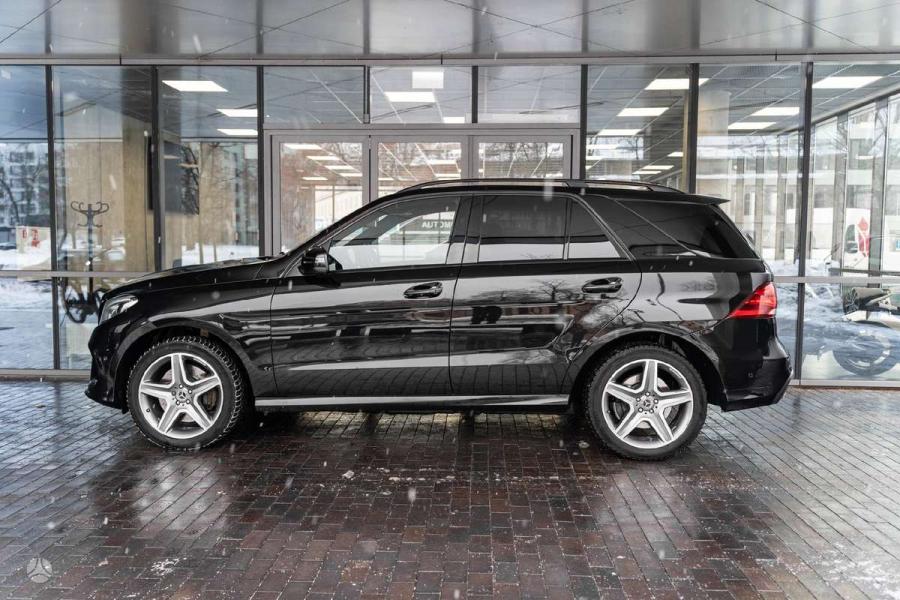Black Mercedes-Benz GLE 400 2017 in Vilnius, with an engine capacity of 3.00 L and mileage of 222 thousand km for 24990 €, photo 4 on AUTOMOTO.COM.LV
