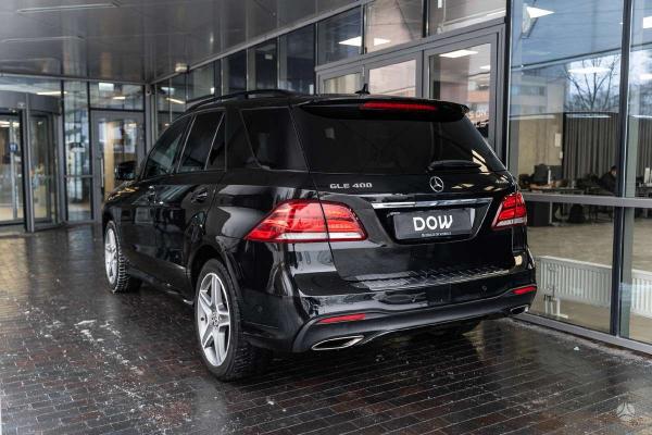 Melns Mercedes-Benz GLE 400 2017 Viļņa, ar dzinēja tilpumu 3.00 L un nobraukumu 222 tūkst. km par 24990 €, foto 5 vietnē AUTOMOTO.COM.LV