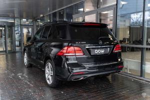 Black Mercedes-Benz GLE 400 2017 in Vilnius, with an engine capacity of 3.00 L and mileage of 222 thousand km for 24990 €, photo 5 on AUTOMOTO.COM.LV