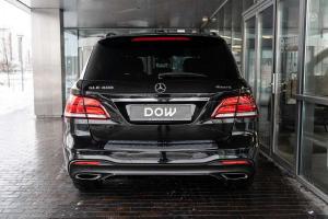 Black Mercedes-Benz GLE 400 2017 in Vilnius, with an engine capacity of 3.00 L and mileage of 222 thousand km for 24990 €, photo 6 on AUTOMOTO.COM.LV