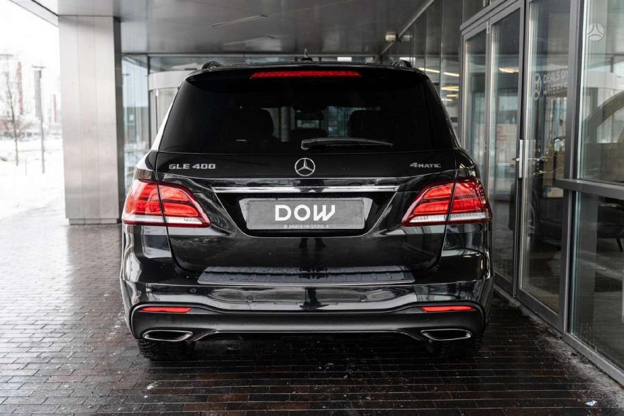 Black Mercedes-Benz GLE 400 2017 in Vilnius, with an engine capacity of 3.00 L and mileage of 222 thousand km for 24990 €, photo 6 on AUTOMOTO.COM.LV