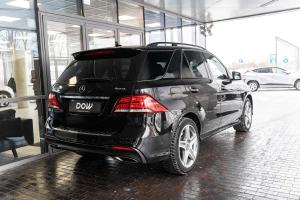 Black Mercedes-Benz GLE 400 2017 in Vilnius, with an engine capacity of 3.00 L and mileage of 222 thousand km for 24990 €, photo 7 on AUTOMOTO.COM.LV