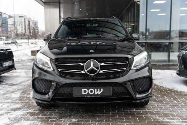 Melns Mercedes-Benz GLE 400 2017 Viļņa, ar dzinēja tilpumu 3.00 L un nobraukumu 222 tūkst. km par 24990 €, foto 8 vietnē AUTOMOTO.COM.LV