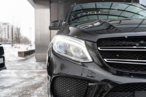 Black Mercedes-Benz GLE 400 2017 in Vilnius, with an engine capacity of 3.00 L and mileage of 222 thousand km for 24990 €, photo 9 on AUTOMOTO.COM.LV