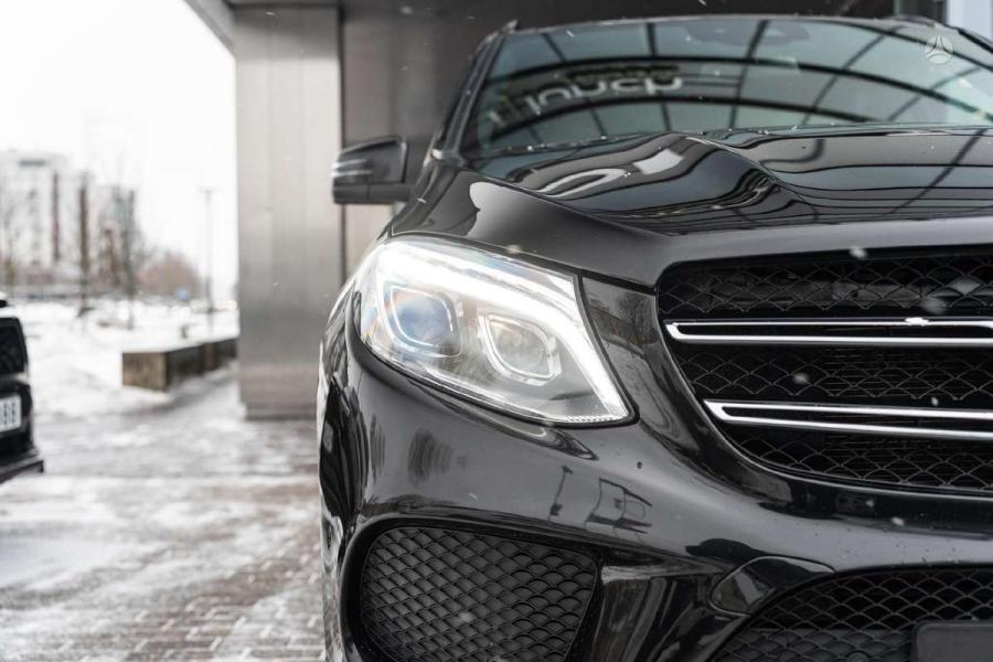 Black Mercedes-Benz GLE 400 2017 in Vilnius, with an engine capacity of 3.00 L and mileage of 222 thousand km for 24990 €, photo 9 on AUTOMOTO.COM.LV