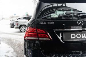 Black Mercedes-Benz GLE 400 2017 in Vilnius, with an engine capacity of 3.00 L and mileage of 222 thousand km for 24990 €, photo 11 on AUTOMOTO.COM.LV