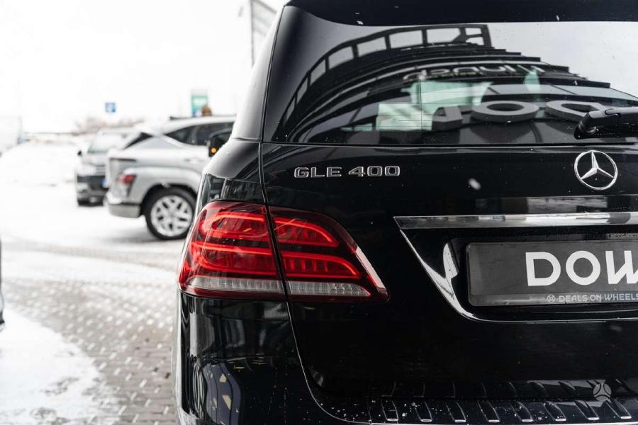 Black Mercedes-Benz GLE 400 2017 in Vilnius, with an engine capacity of 3.00 L and mileage of 222 thousand km for 24990 €, photo 11 on AUTOMOTO.COM.LV