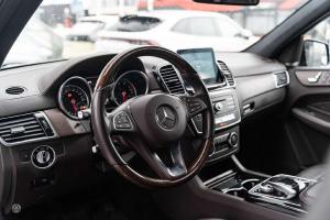 Black Mercedes-Benz GLE 400 2017 in Vilnius, with an engine capacity of 3.00 L and mileage of 222 thousand km for 24990 €, photo 13 on AUTOMOTO.COM.LV