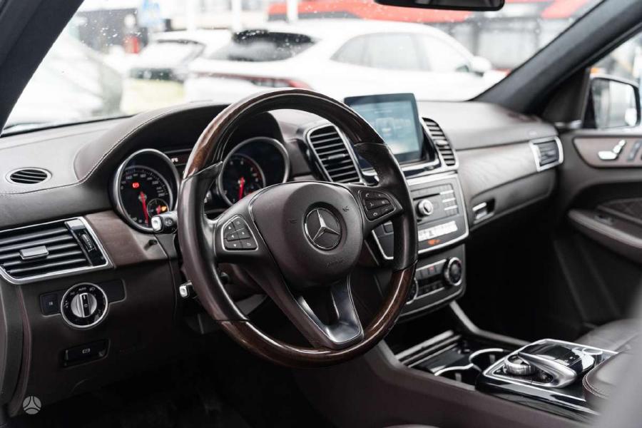 Black Mercedes-Benz GLE 400 2017 in Vilnius, with an engine capacity of 3.00 L and mileage of 222 thousand km for 24990 €, photo 13 on AUTOMOTO.COM.LV