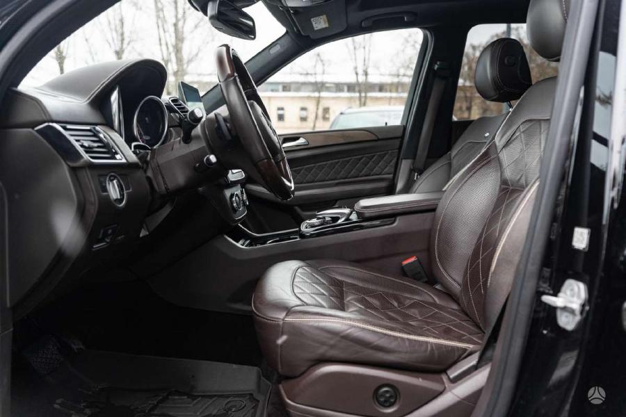 Black Mercedes-Benz GLE 400 2017 in Vilnius, with an engine capacity of 3.00 L and mileage of 222 thousand km for 24990 €, photo 14 on AUTOMOTO.COM.LV