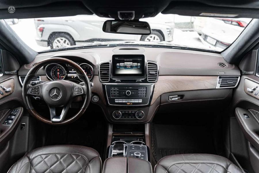 Black Mercedes-Benz GLE 400 2017 in Vilnius, with an engine capacity of 3.00 L and mileage of 222 thousand km for 24990 €, photo 19 on AUTOMOTO.COM.LV