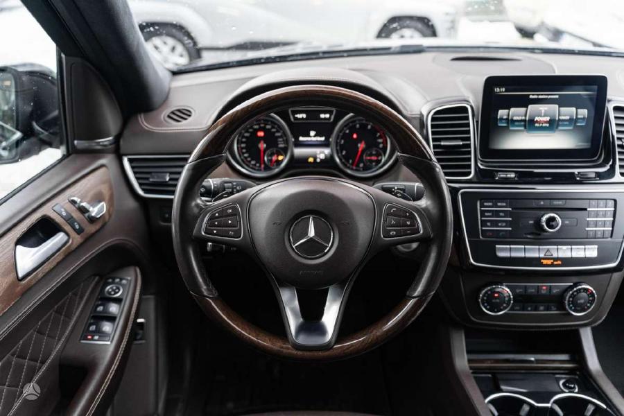 Black Mercedes-Benz GLE 400 2017 in Vilnius, with an engine capacity of 3.00 L and mileage of 222 thousand km for 24990 €, photo 20 on AUTOMOTO.COM.LV