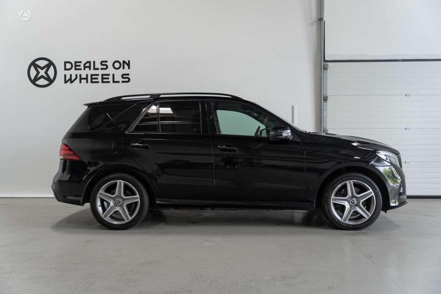 Melns Mercedes-Benz GLE 400 2017 Viļņa, ar dzinēja tilpumu 3.00 L un nobraukumu 223 tūkst. km par 21490 €, foto 4 vietnē AUTOMOTO.COM.LV