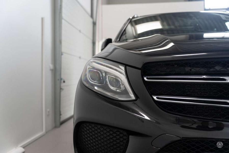 Melns Mercedes-Benz GLE 400 2017 Viļņa, ar dzinēja tilpumu 3.00 L un nobraukumu 223 tūkst. km par 21490 €, foto 10 vietnē AUTOMOTO.COM.LV