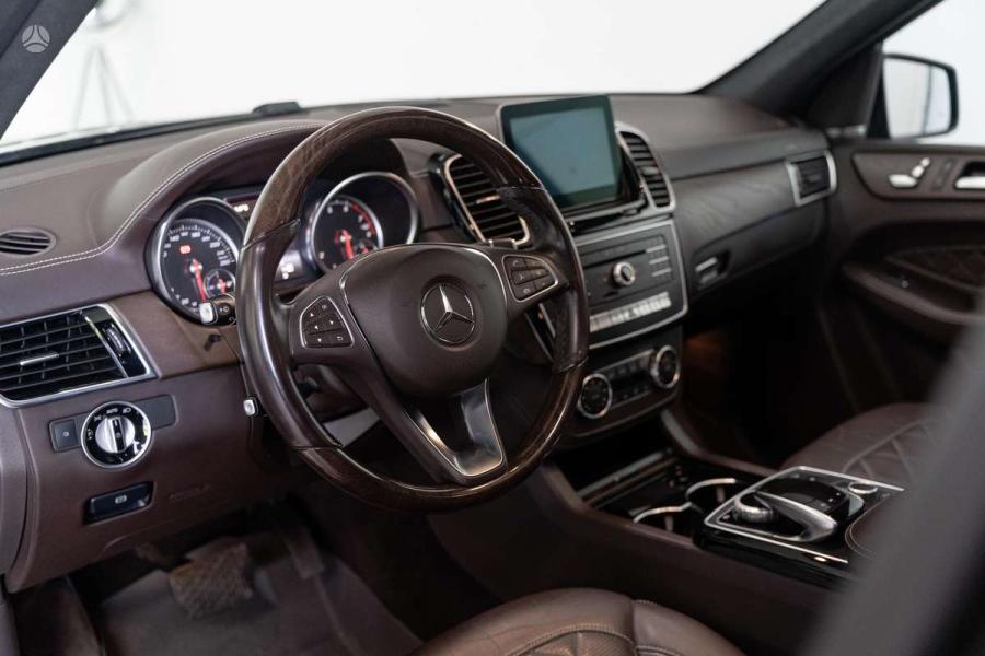 Melns Mercedes-Benz GLE 400 2017 Viļņa, ar dzinēja tilpumu 3.00 L un nobraukumu 223 tūkst. km par 21490 €, foto 13 vietnē AUTOMOTO.COM.LV