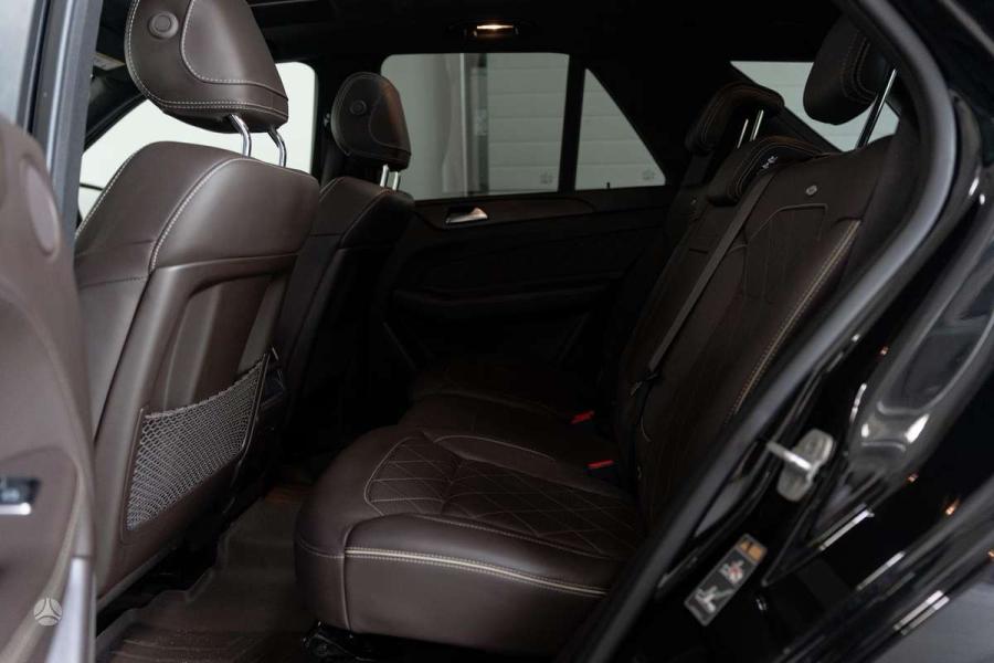 Melns Mercedes-Benz GLE 400 2017 Viļņa, ar dzinēja tilpumu 3.00 L un nobraukumu 223 tūkst. km par 21490 €, foto 19 vietnē AUTOMOTO.COM.LV
