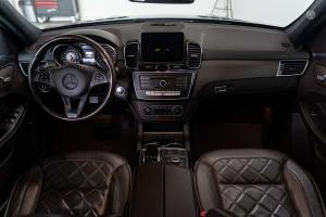 Melns Mercedes-Benz GLE 400 2017 Viļņa, ar dzinēja tilpumu 3.00 L un nobraukumu 223 tūkst. km par 21490 €, foto 20 vietnē AUTOMOTO.COM.LV