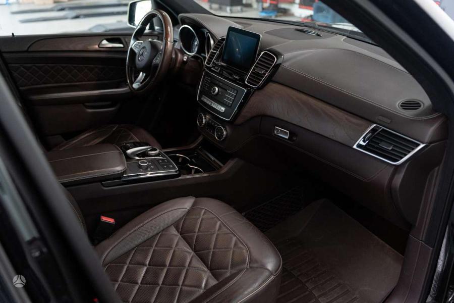 Melns Mercedes-Benz GLE 400 2017 Viļņa, ar dzinēja tilpumu 3.00 L un nobraukumu 223 tūkst. km par 21490 €, foto 23 vietnē AUTOMOTO.COM.LV