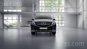 Black Mercedes-Benz GLE 400 2017 in Riga, with an engine capacity of 3.00 L and mileage of 168 thousand km for 22900 €, photo 3 on AUTOMOTO.COM.LV