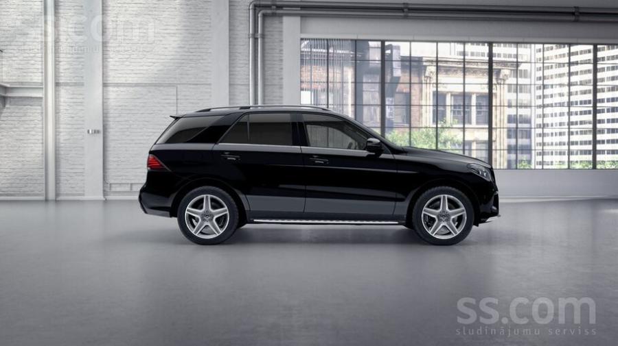 Black Mercedes-Benz GLE 400 2017 in Riga, with an engine capacity of 3.00 L and mileage of 168 thousand km for 22900 €, photo 4 on AUTOMOTO.COM.LV