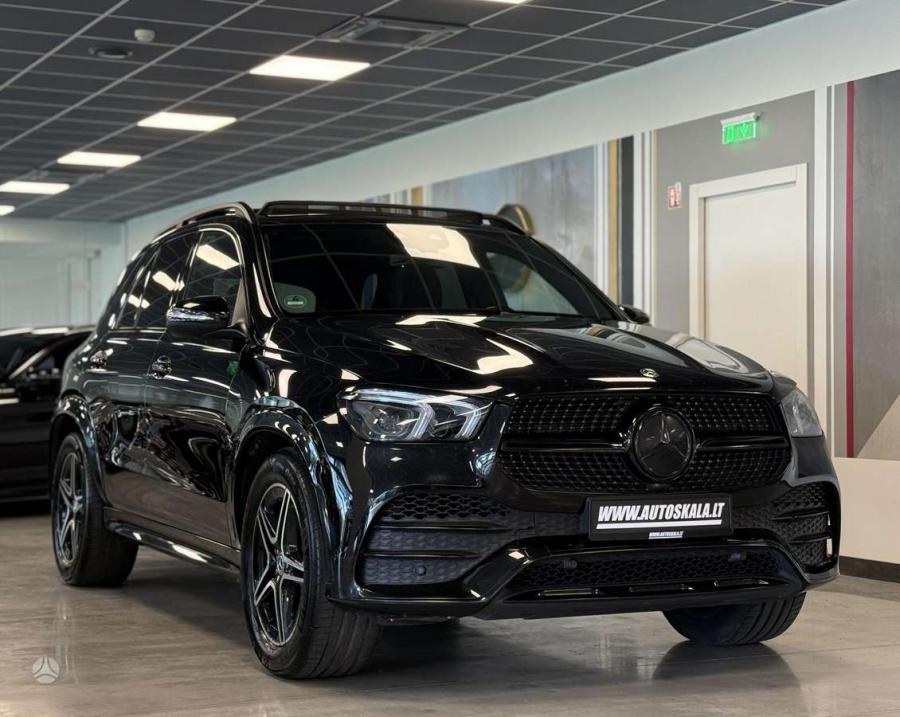 Black Mercedes-Benz GLE 400 2019 in Klaipeda, with an engine capacity of 2.93 L and mileage of 385 thousand km for 35950 €, photo 1 on AUTOMOTO.COM.LV