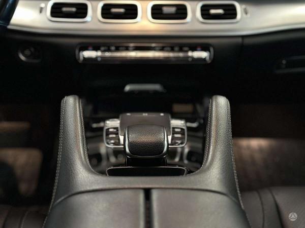 Black Mercedes-Benz GLE 400 2019 in Klaipeda, with an engine capacity of 2.93 L and mileage of 385 thousand km for 35950 €, photo 9 on AUTOMOTO.COM.LV