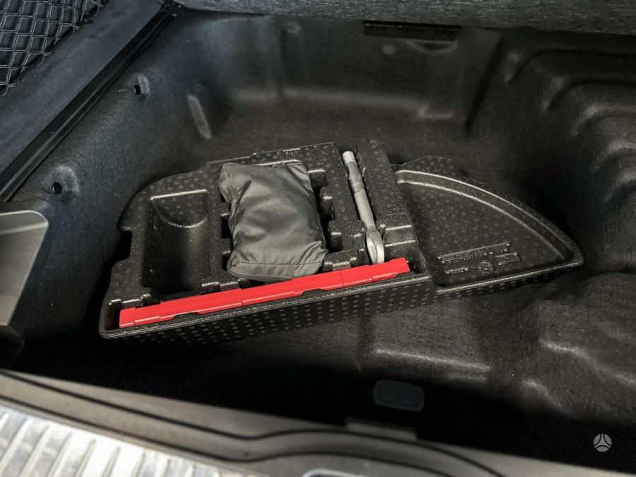 Black Mercedes-Benz GLE 400 2019 in Klaipeda, with an engine capacity of 2.93 L and mileage of 385 thousand km for 35950 €, photo 43 on AUTOMOTO.COM.LV