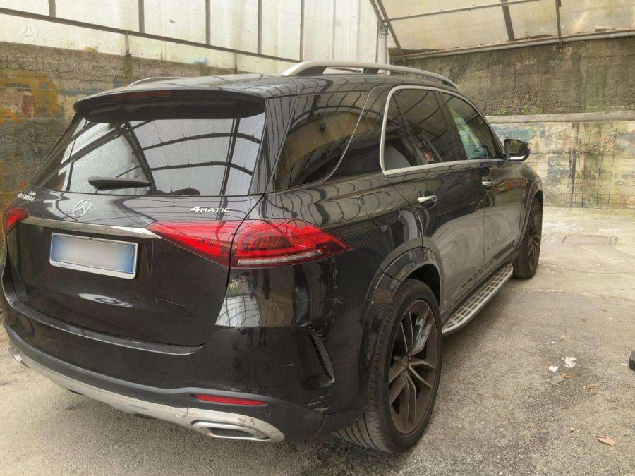 Black Mercedes-Benz GLE 400 2019 in Klaipeda, with an engine capacity of 2.93 L and mileage of 125 thousand km for 49000 €, photo 3 on AUTOMOTO.COM.LV