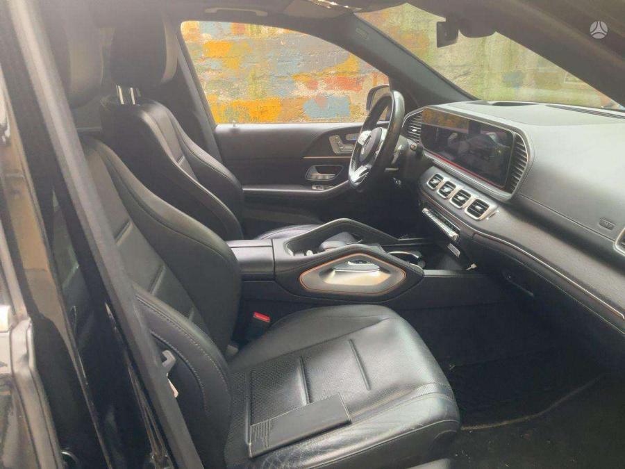 Black Mercedes-Benz GLE 400 2019 in Klaipeda, with an engine capacity of 2.93 L and mileage of 125 thousand km for 49000 €, photo 4 on AUTOMOTO.COM.LV