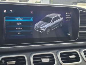 Black Mercedes-Benz GLE 400 2021 in Kaunas, with an engine capacity of 2.93 L and mileage of 71 thousand km for 53900 €, photo 26 on AUTOMOTO.COM.LV
