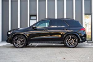 Melns Mercedes-Benz GLE 400 2021 Viļņa, ar dzinēja tilpumu 2.93 L un nobraukumu 147 tūkst. km par 52888 €, foto  vietnē AUTOMOTO.COM.LV