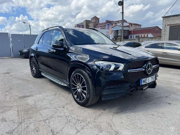 Melns Mercedes-Benz GLE 400 2022 Kauņa, ar dzinēja tilpumu 2.93 L un nobraukumu 48 tūkst. km par 44900 €, foto 1 vietnē AUTOMOTO.COM.LV