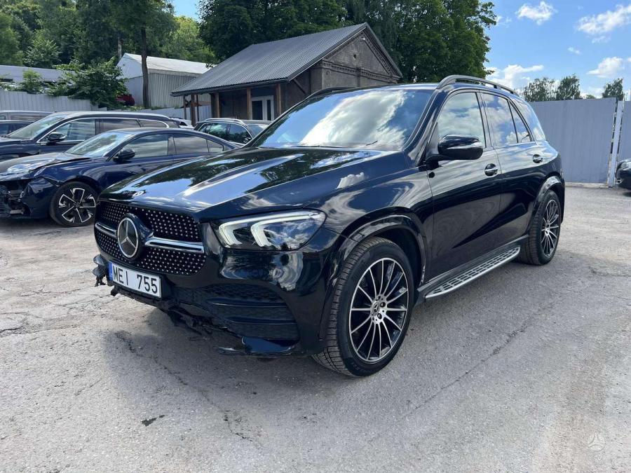 Melns Mercedes-Benz GLE 400 2022 Kauņa, ar dzinēja tilpumu 2.93 L un nobraukumu 48 tūkst. km par 44900 €, foto 3 vietnē AUTOMOTO.COM.LV