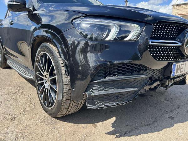 Melns Mercedes-Benz GLE 400 2022 Kauņa, ar dzinēja tilpumu 2.93 L un nobraukumu 48 tūkst. km par 44900 €, foto 6 vietnē AUTOMOTO.COM.LV