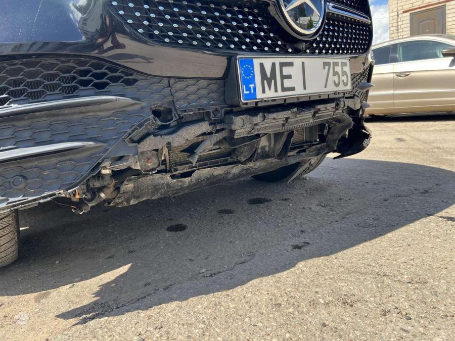 Melns Mercedes-Benz GLE 400 2022 Kauņa, ar dzinēja tilpumu 2.93 L un nobraukumu 48 tūkst. km par 44900 €, foto 8 vietnē AUTOMOTO.COM.LV