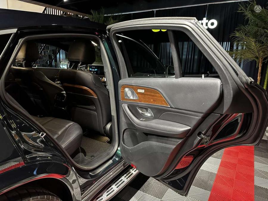 Green Mercedes-Benz GLE 400 2020 in Vilnius, with an engine capacity of 2.93 L and mileage of 95 thousand km for 75000 €, photo 13 on AUTOMOTO.COM.LV