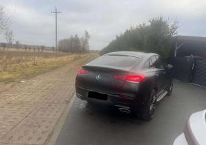 Green Mercedes-Benz GLE 400 2021 in Kaunas, with an engine capacity of 2.93 L and mileage of 160 thousand km for 42500 €, photo 2 on AUTOMOTO.COM.LV