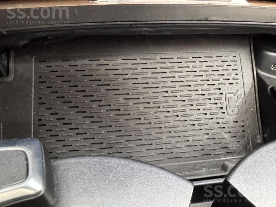Grey Mercedes-Benz GLE 400 2020 in Riga, with an engine capacity of 3.00 L and mileage of 119 thousand km for 57900 €, photo 20 on AUTOMOTO.COM.LV