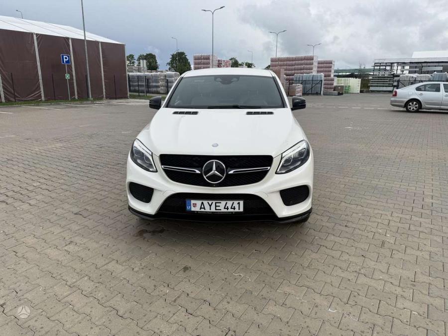 White Mercedes-Benz GLE 400 2016 in Vilnius, with an engine capacity of 3.00 L and mileage of 237 thousand km for 25000 €, photo 3 on AUTOMOTO.COM.LV