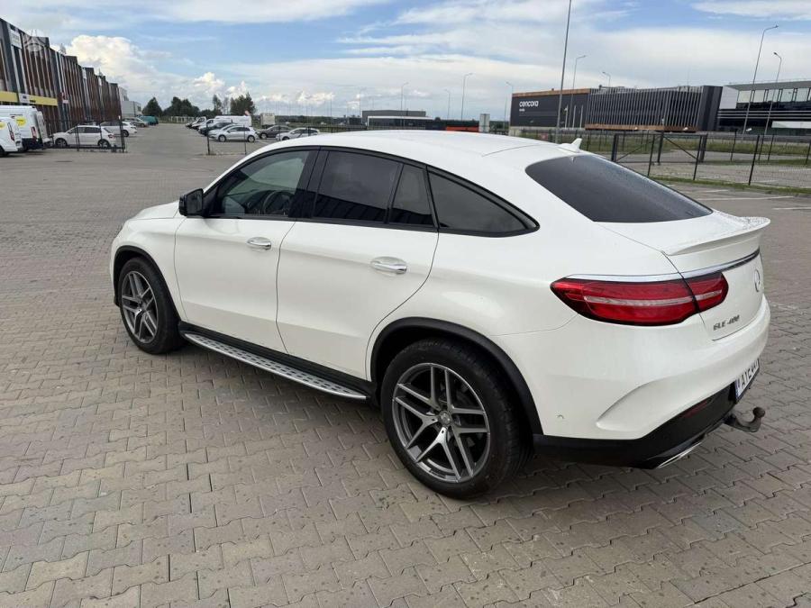 White Mercedes-Benz GLE 400 2016 in Vilnius, with an engine capacity of 3.00 L and mileage of 237 thousand km for 25000 €, photo 4 on AUTOMOTO.COM.LV