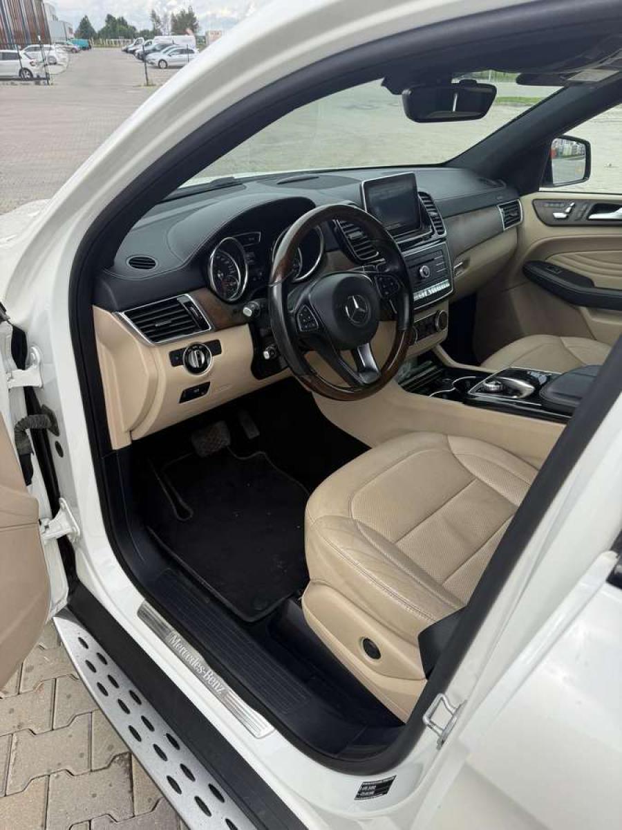 White Mercedes-Benz GLE 400 2016 in Vilnius, with an engine capacity of 3.00 L and mileage of 237 thousand km for 25000 €, photo 8 on AUTOMOTO.COM.LV